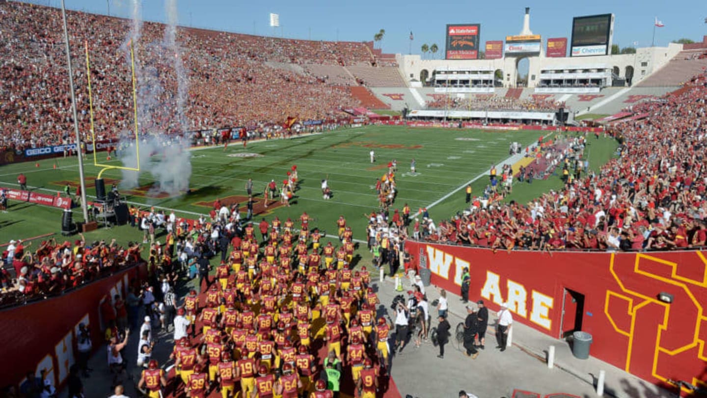 Throwback Thursday: An ovation for USC football’s “noblest Trojan of ...