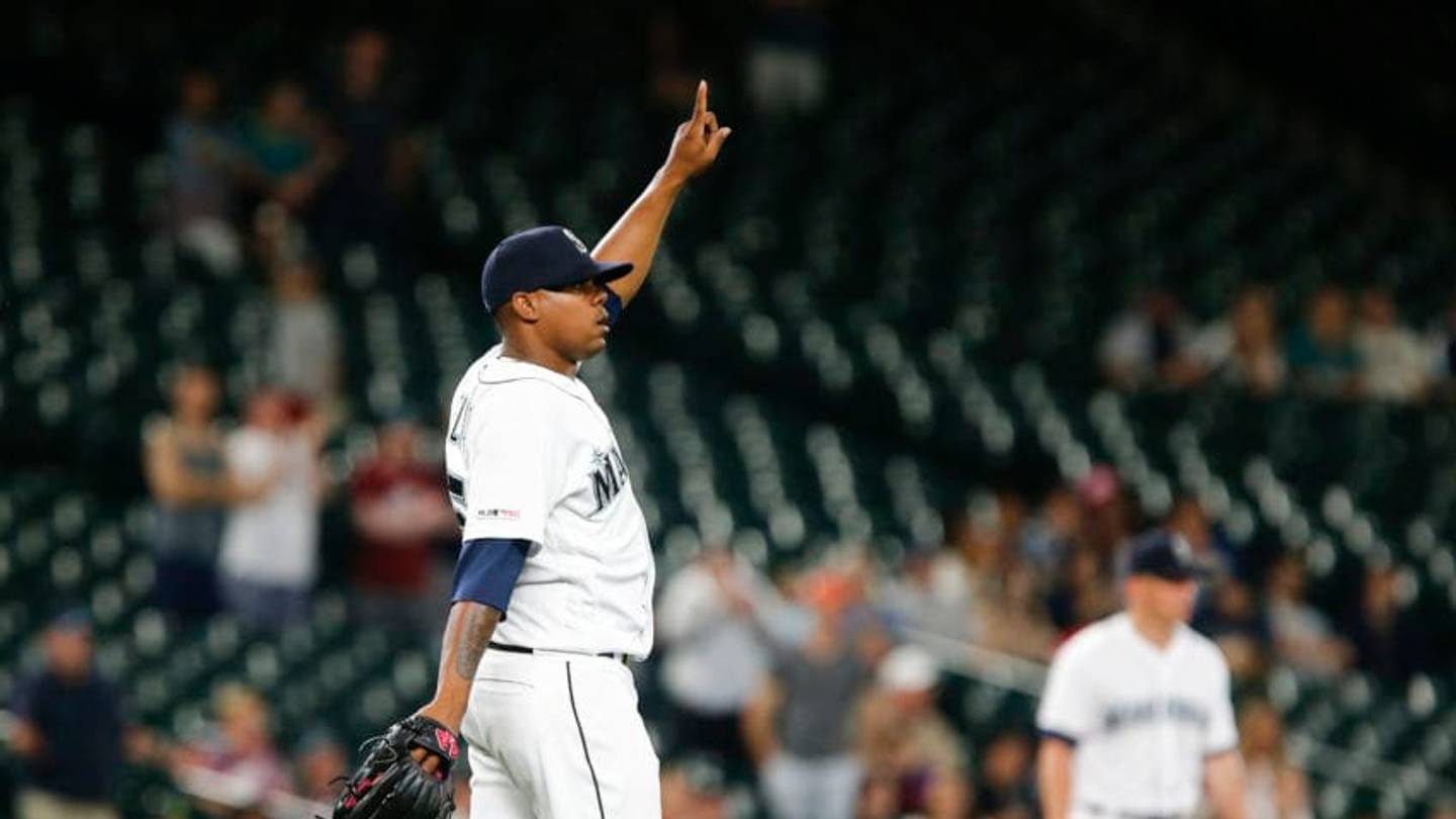 Seattle Mariners trade Roenis Elías, Hunter Strickland to Nationals