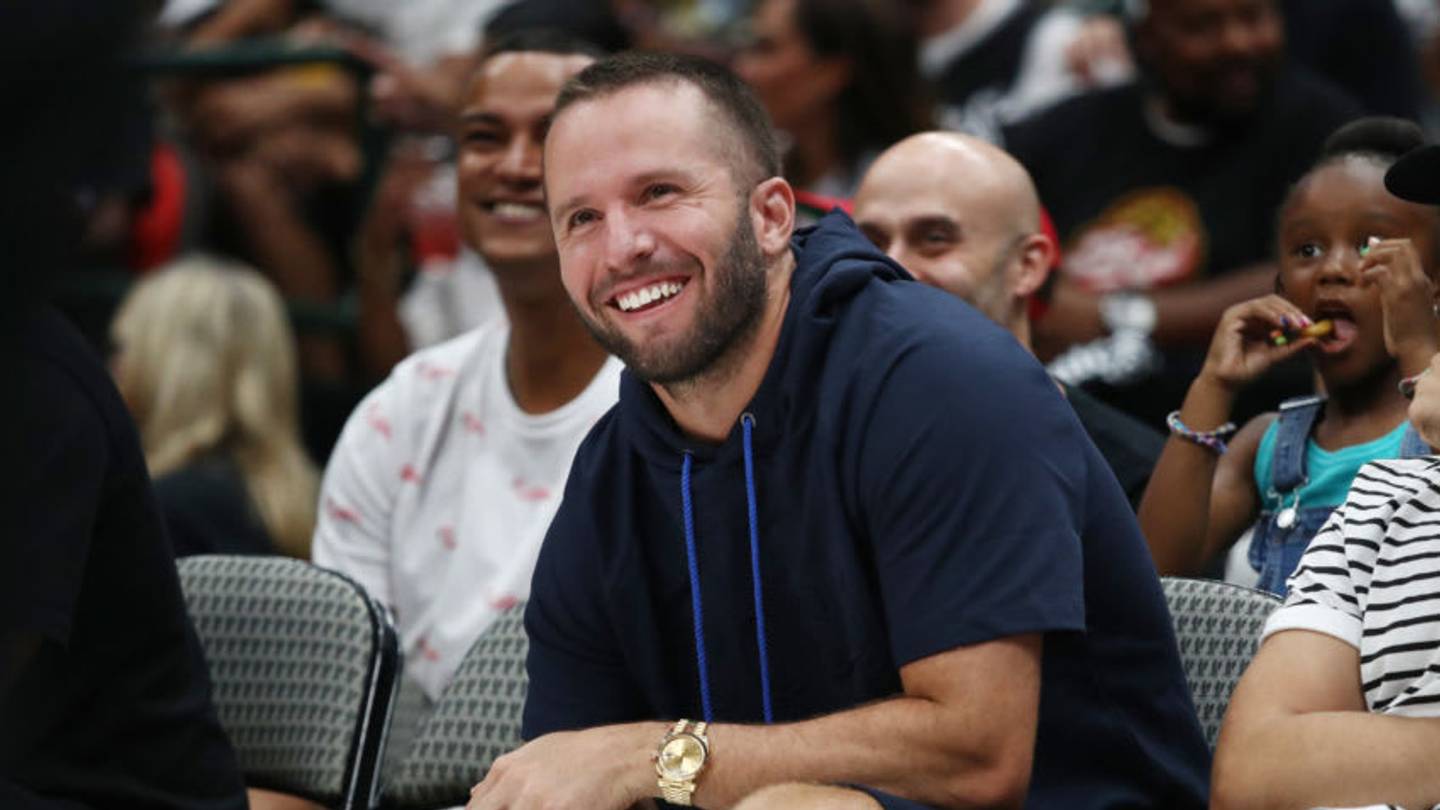 Dallas Mavericks: J.J. Barea officially signs veteran minimum contract