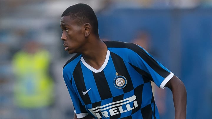 FOTO | Attys firma il primo contratto con l'Inter: "Ho realizzato un sogno"