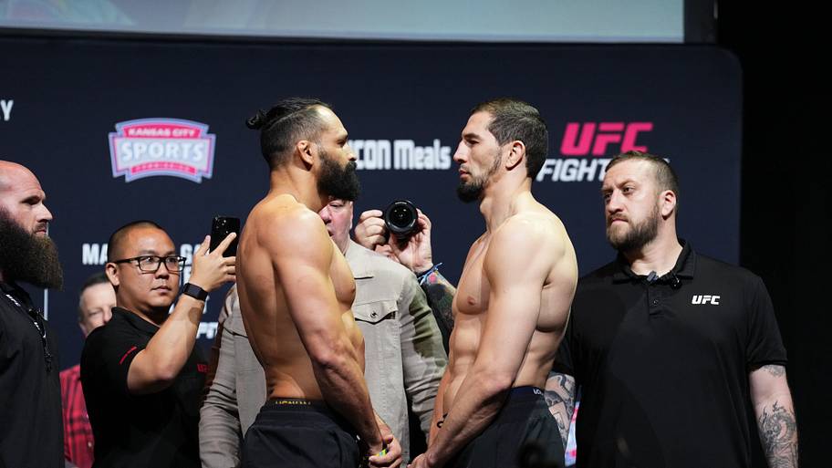 UFC Kansas City crowd boos main card fighters before starting 'Tomahawk ...