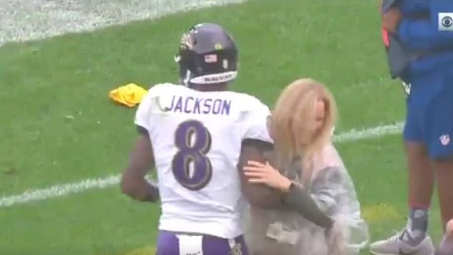 VIDEO: Lamar Jackson Runs Over Camera Woman on Sideline and Stops to ...