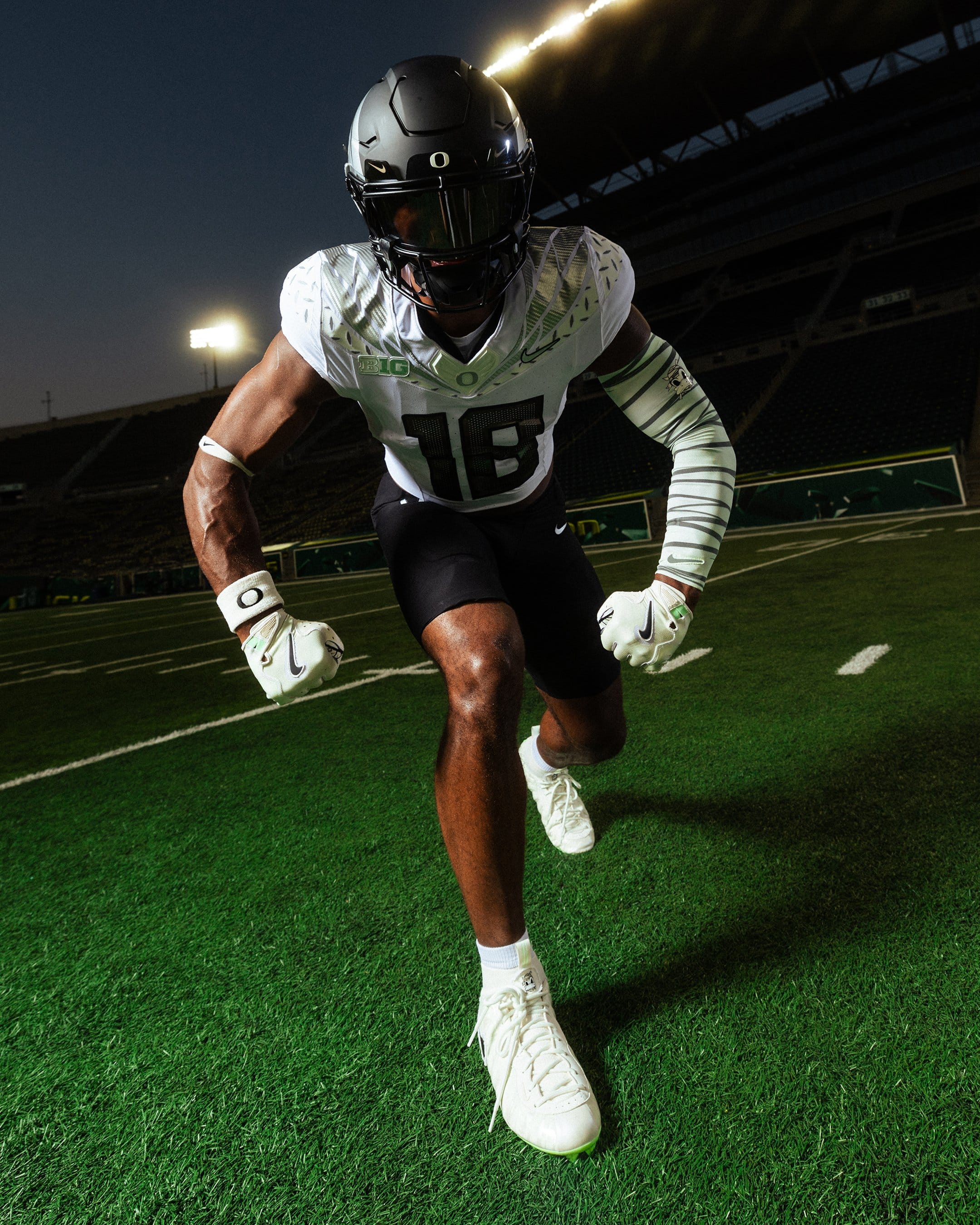 First Look At Oregon's Glow-In-Dark Uniforms At Penn State Doesn't ...