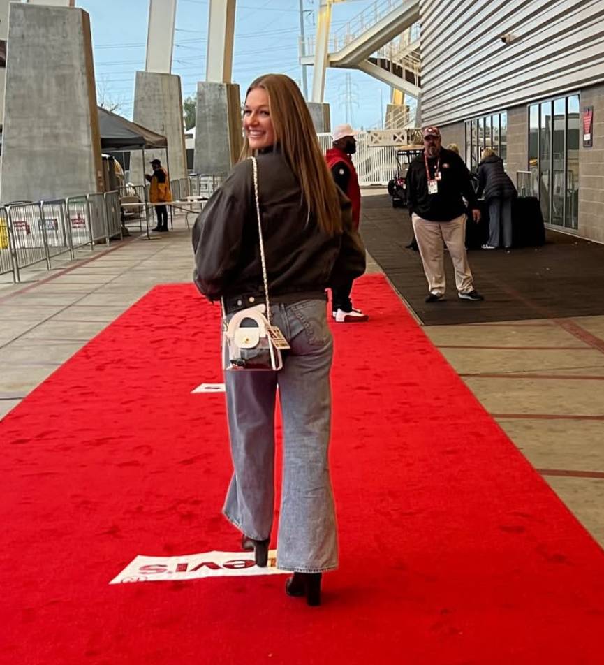 49ers QB Brock Purdy’s wife Jenna rocks jeans fit in rare public photos