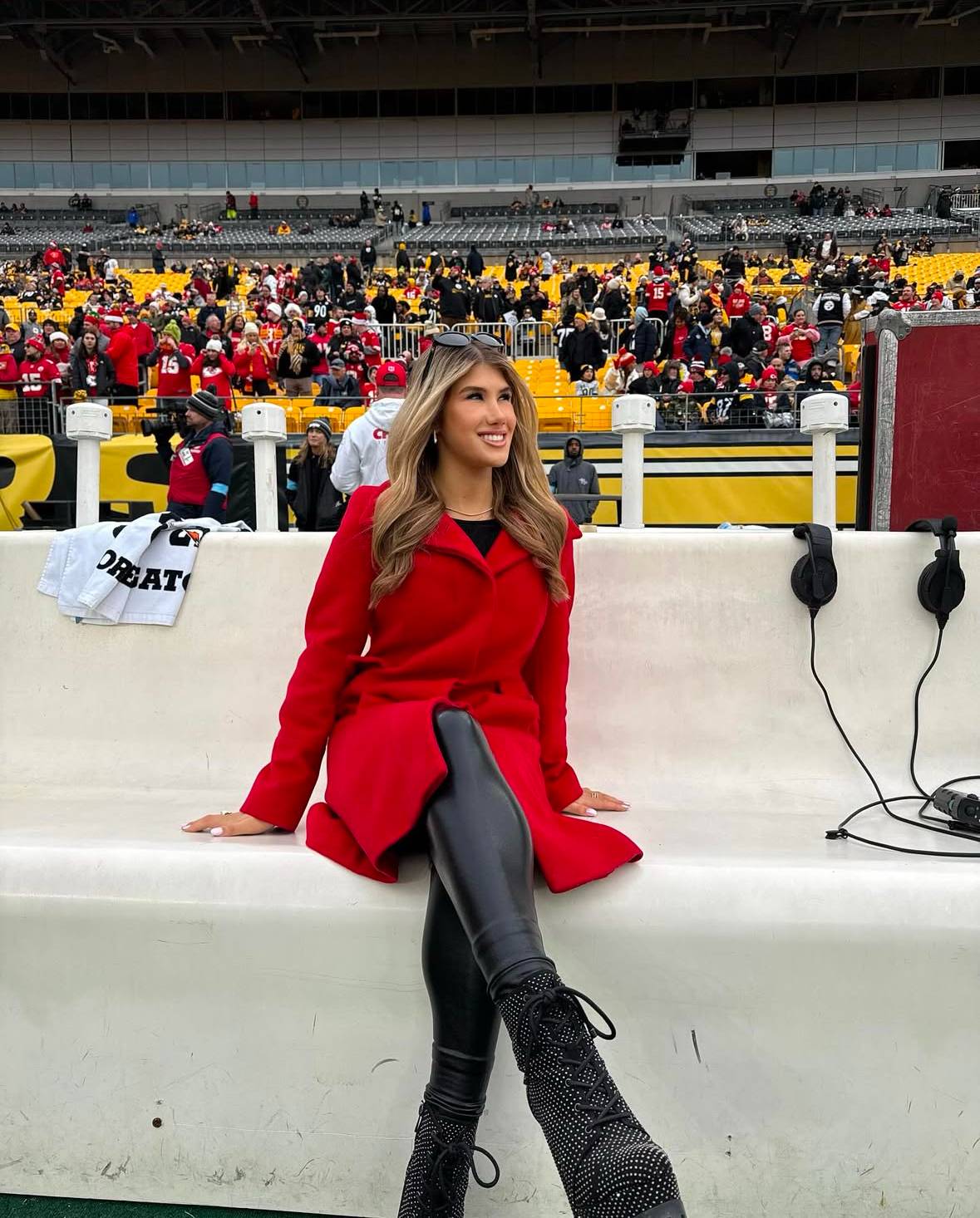 Ava Hunt's sleek fit upstages sister Gracie at Chiefs-Steelers ...