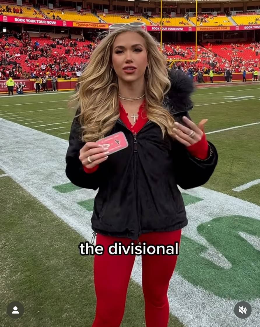 Gracie Hunt sizzles in Chiefs red boots, black fur coat for Texans ...