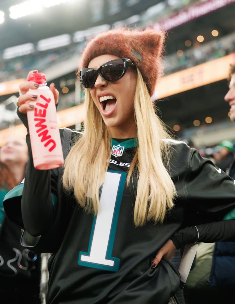5-foot-11 Kylie Kelce towers over tiny Alexandra Cooper at Eagles game