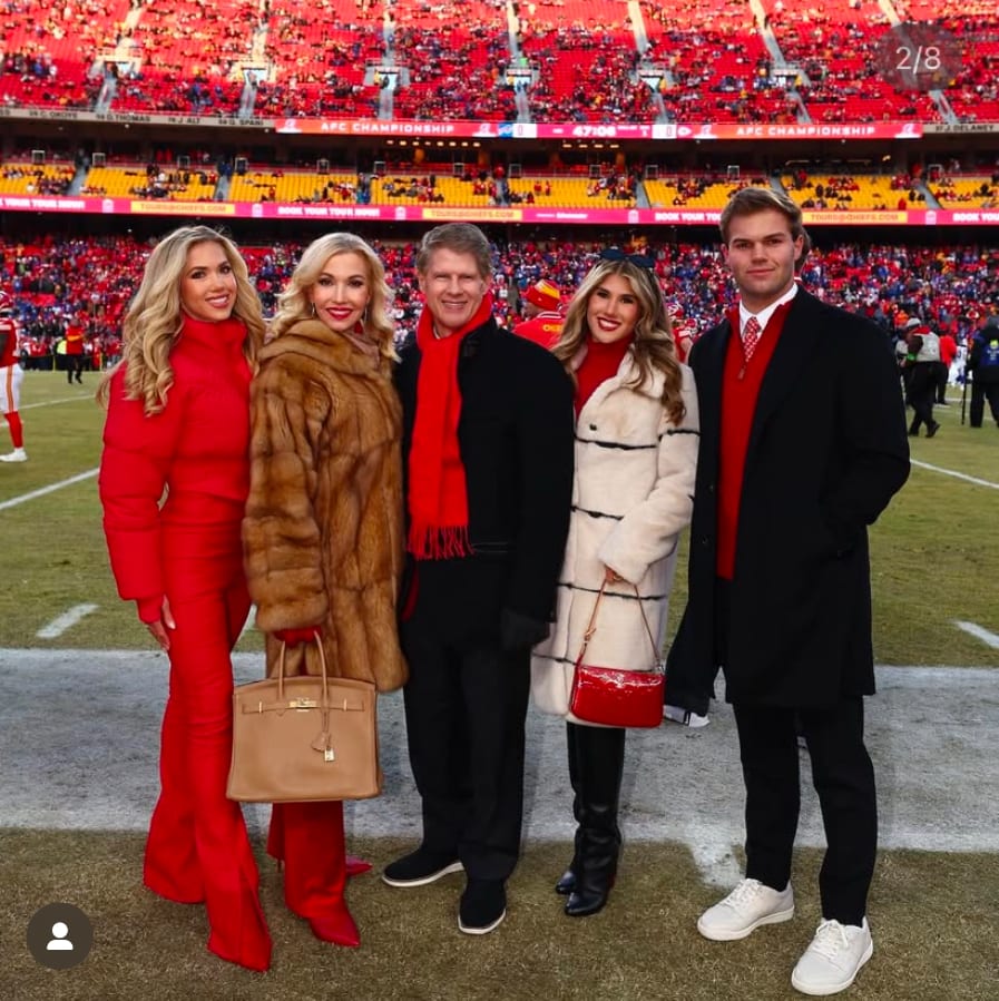 Chiefs heiresses Gracie Hunt, Ava rock stunning fits in wild ...