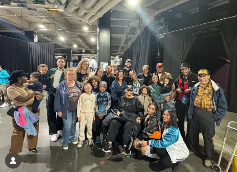 Steph Curry’s mom shares huge family reunion photo for game vs brother Seth