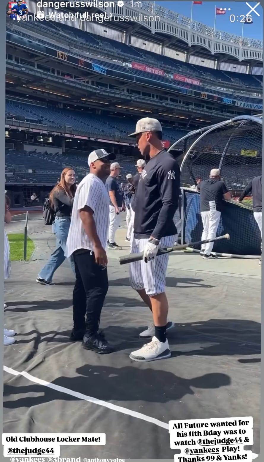 6-foot-7 Yankees star Aaron Judge makes Russell Wilson look tiny vs. Mets