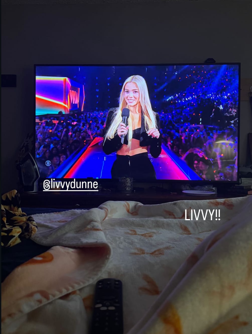 Livvy Dunne, sister Julz turn heads in competing fits at MTV VMAs