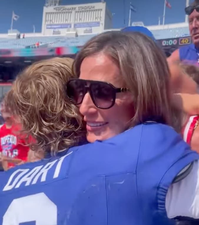 Jaxson Dart shares sweet hug with mom after first Giants win vs. Chargers