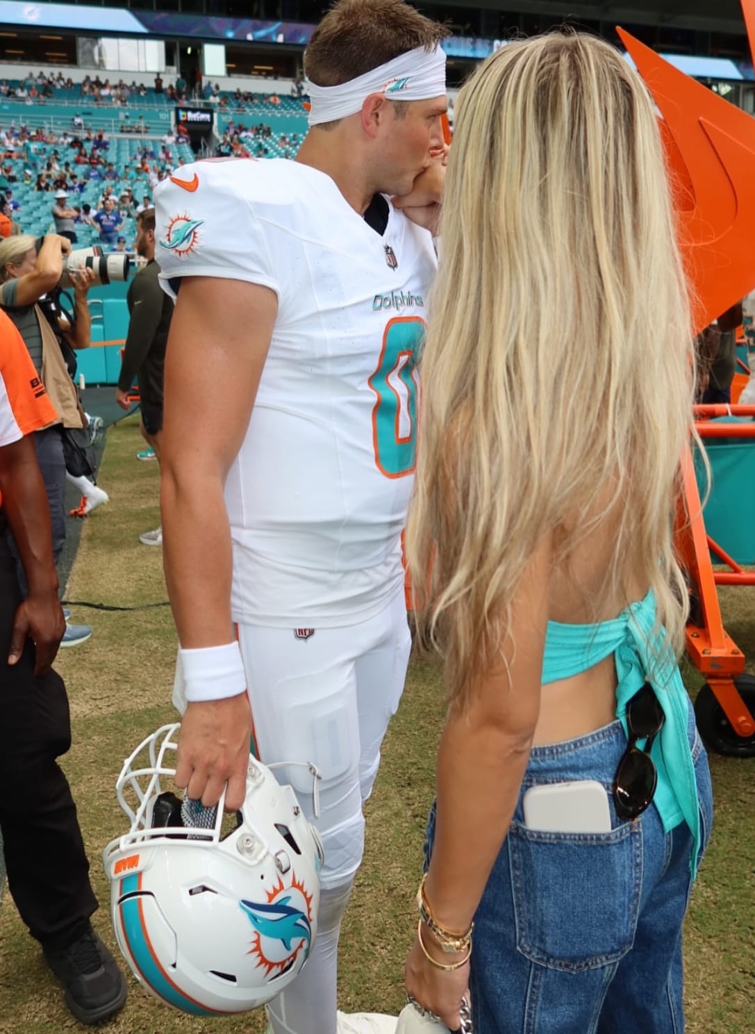 Zach Wilson’s wife Nicolette’s sleeveless Dolphins top stuns in Buffalo win