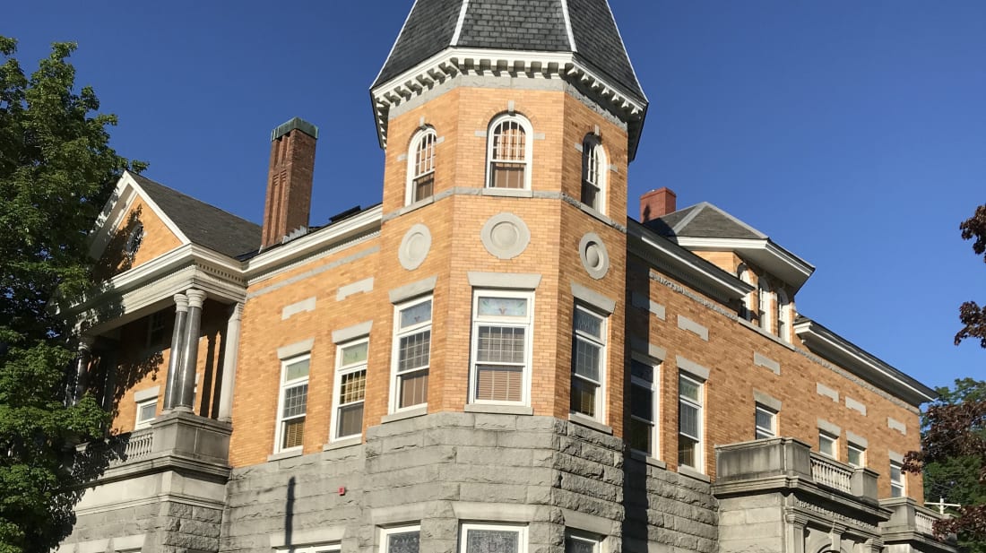 The U.S.-Canada Border Runs Directly Through This Library | Mental Floss